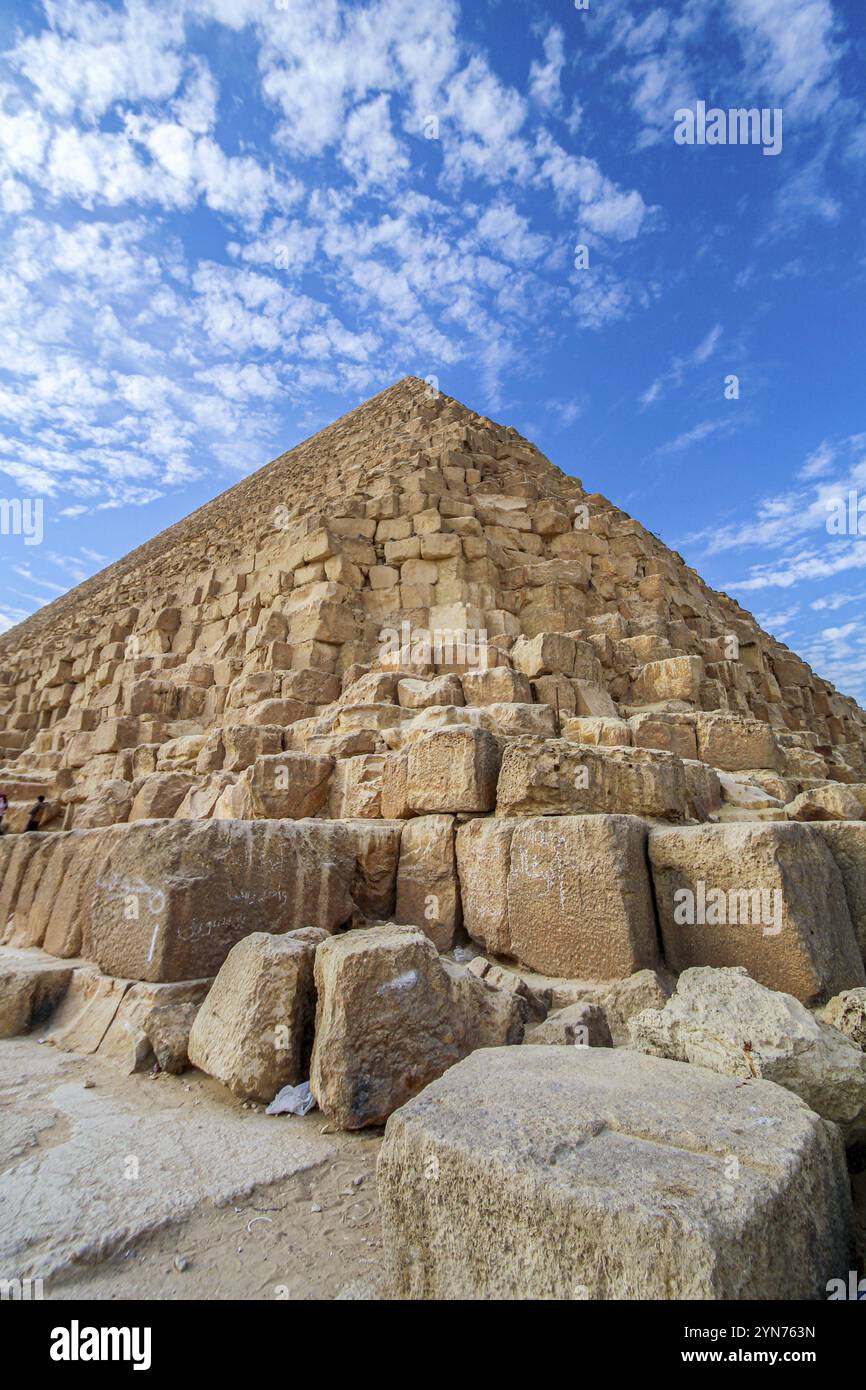 Pyramid corners hi-res stock photography and images - Alamy