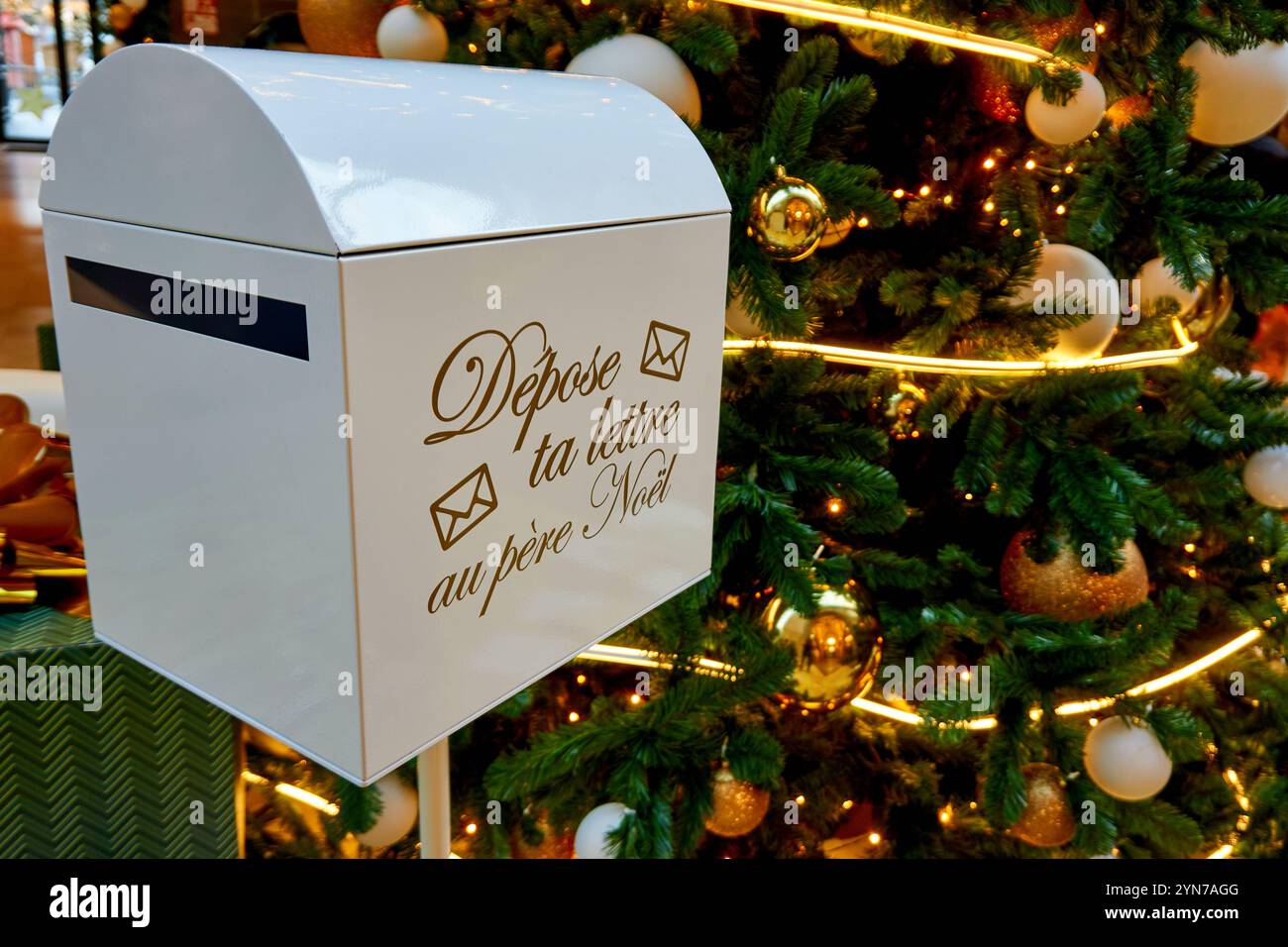 The sentence "Déposez votre lettre au Père Noël" is in French and means ...