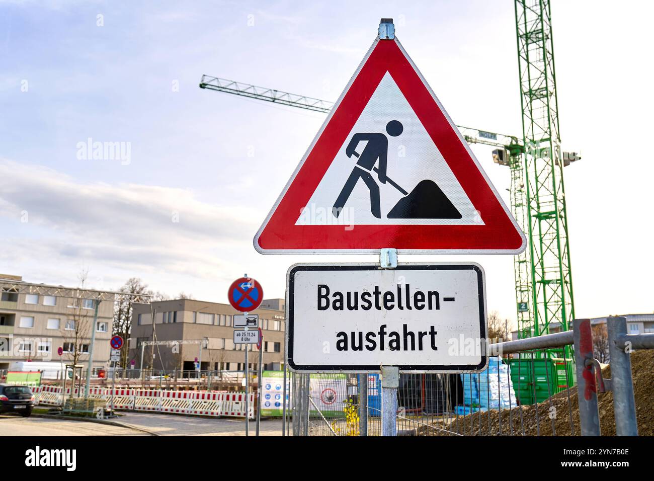 Warnschild zeichen beschilderung hi-res stock photography and images ...