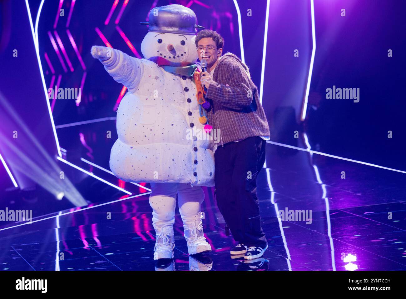 24 November 2024, North Rhine-Westphalia, Kšln: Kamrad sings alongside ...