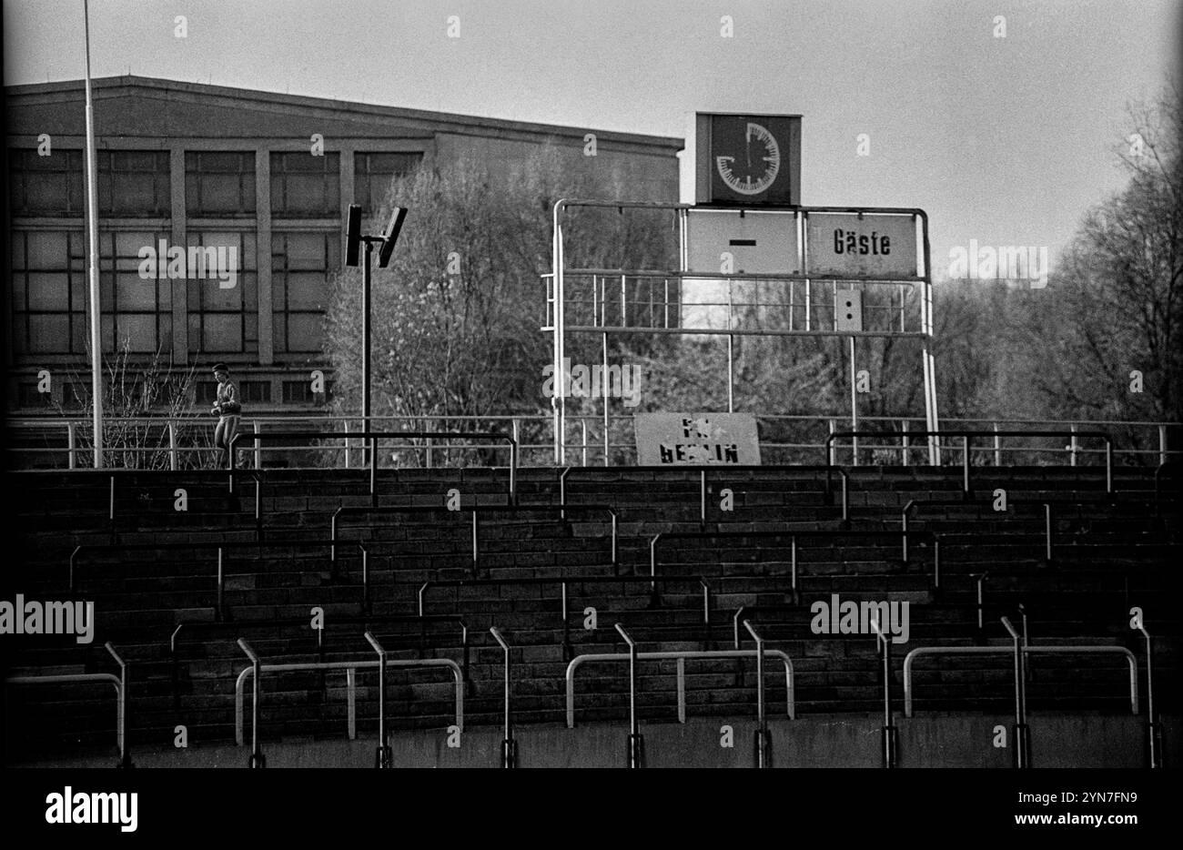 Dynamo Berlin Deutschland, Berlin, 28.11.1991, Stadionuhr auf dem ...