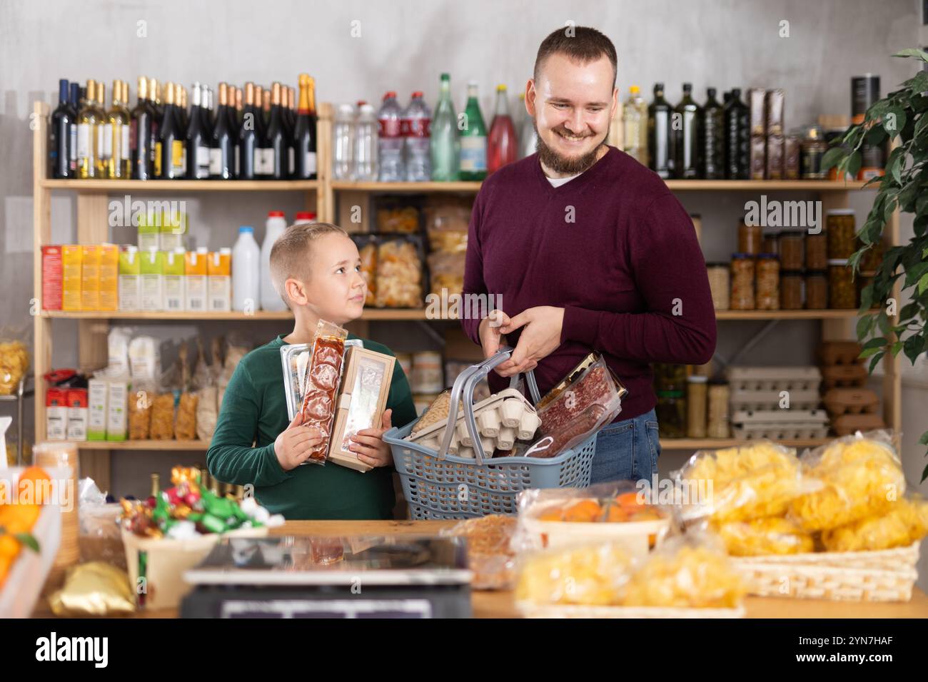 Family grocery store cashier hi-res stock photography and images - Alamy