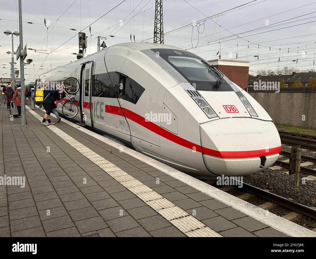 Eisenbahnverkehr in Münster. Intercity Express Zug ICE / ICE4 der ...