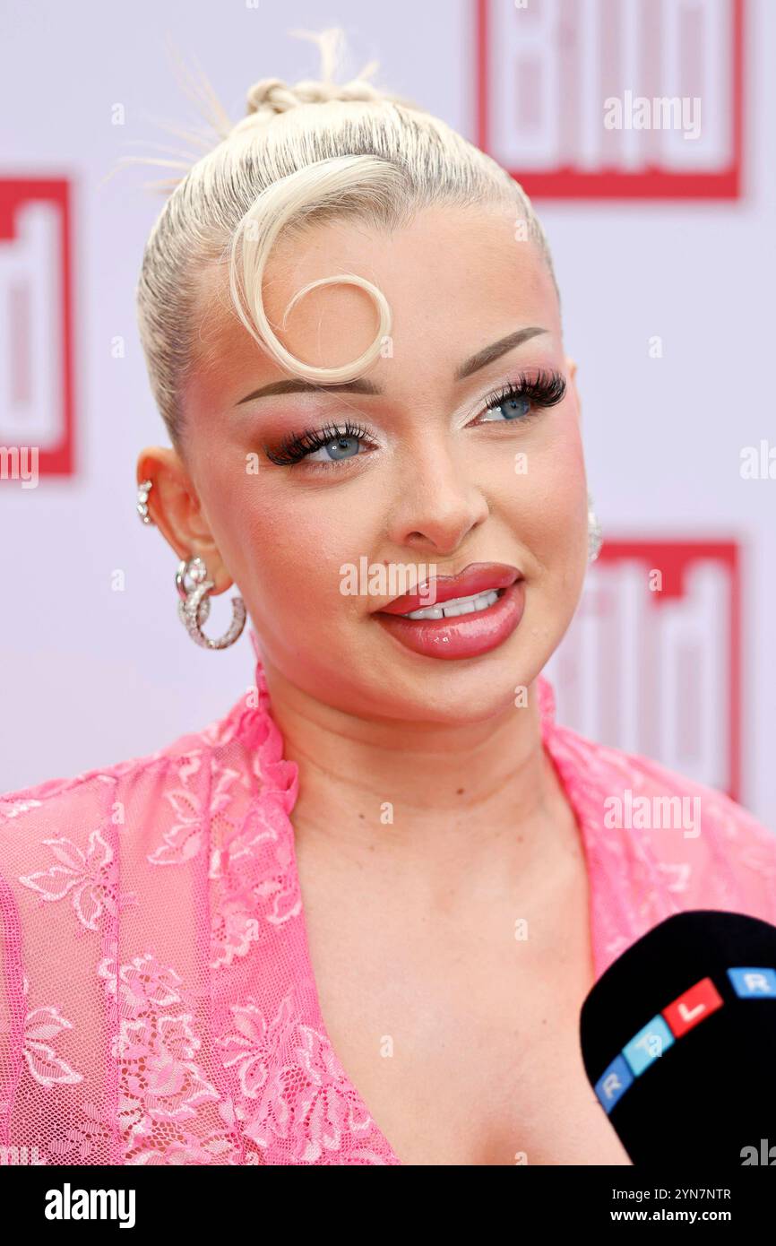 Sängerin Katja Krasavice beim BILD Renntag 2024 auf der Trabrennbahn ...