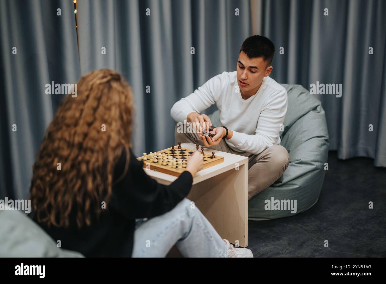Young teens in social setting hi-res stock photography and images - Alamy