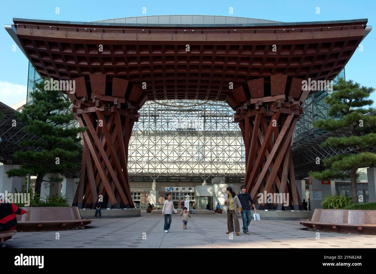 The iconic wooden structure of the Tsuzumi-mon (Drum Gate) at the ...