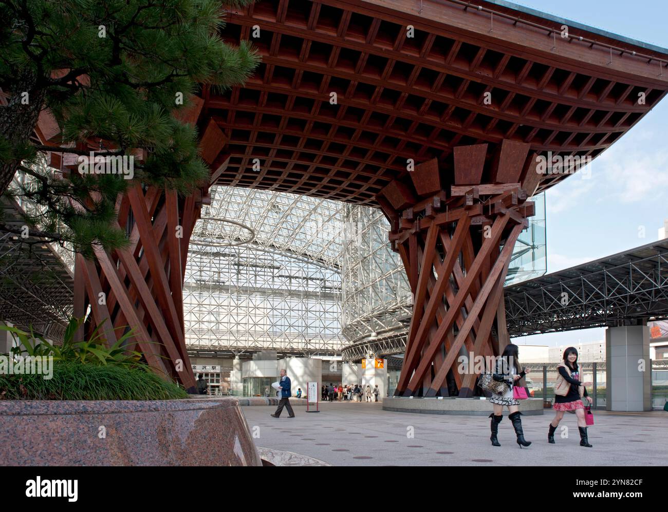 The iconic wooden structure of the Tsuzumi-mon (Drum Gate) at the ...