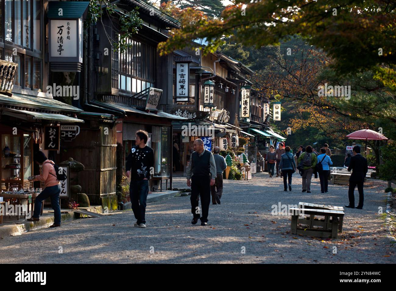 Tourists walking along the historic Chaya-dori Street (Edomachi-dori ...