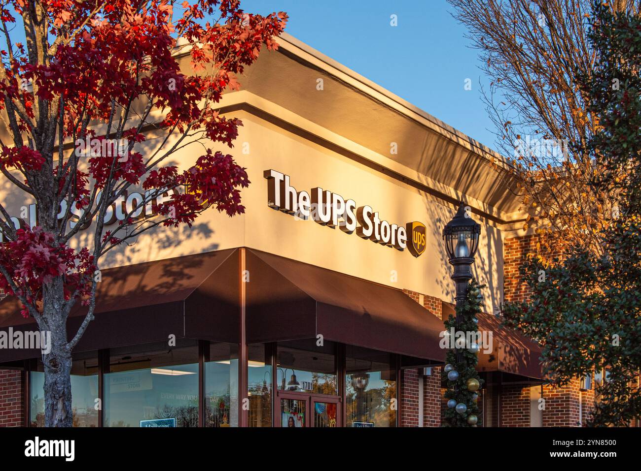 UPS Store at sunset in Lawrenceville, Georgia. (USA Stock Photo - Alamy