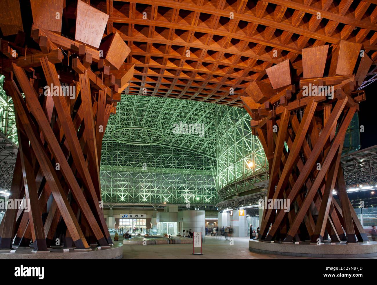 The iconic wooden structure of the Tsuzumi-mon (Drum Gate) at the ...