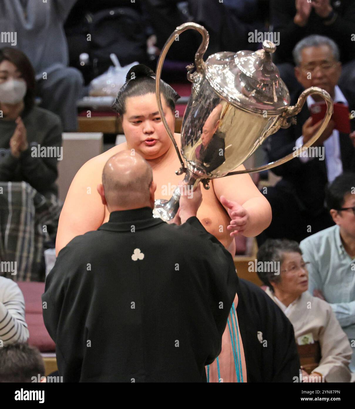 Ozeki Kotozakura receives the Emperor's Cup from Hakkaku, chairman of ...