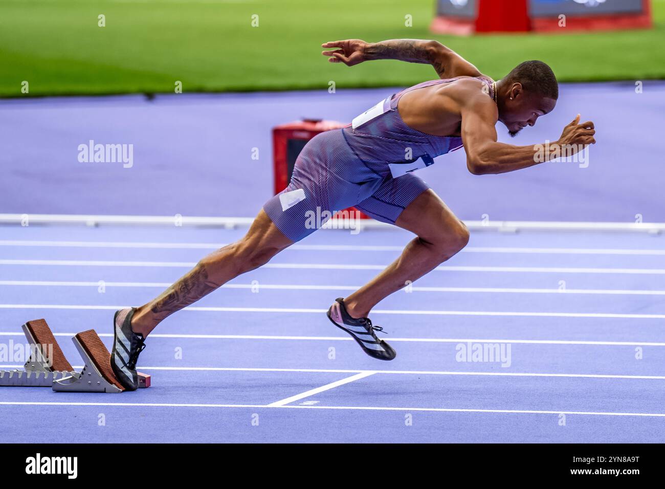 Sequence 4-6 of Quincy Hall (USA) starting the heat of the 400m at the ...