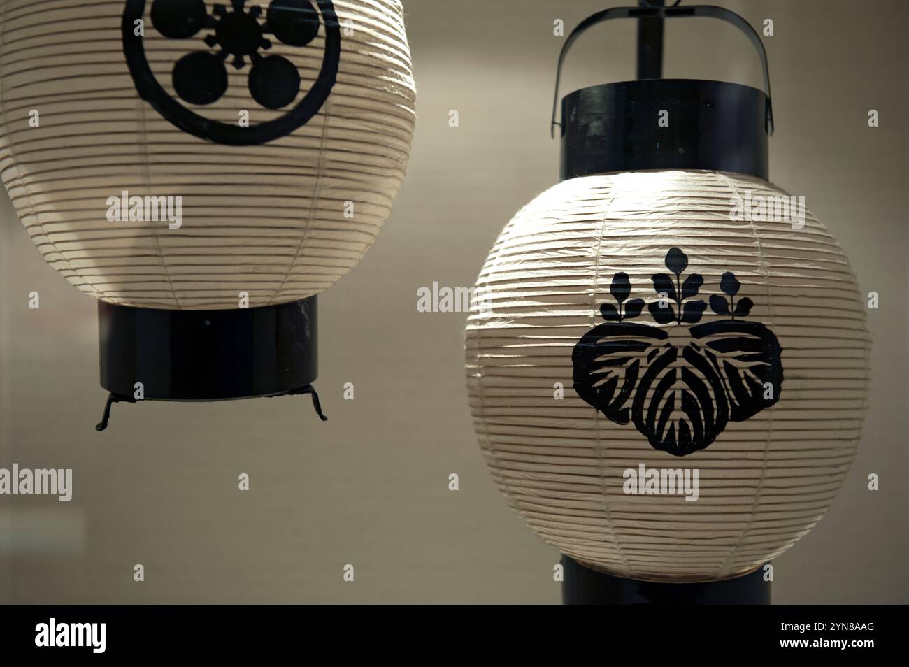 Japanese white paper lanterns with the Maeda and Toyotomi kamon (family ...