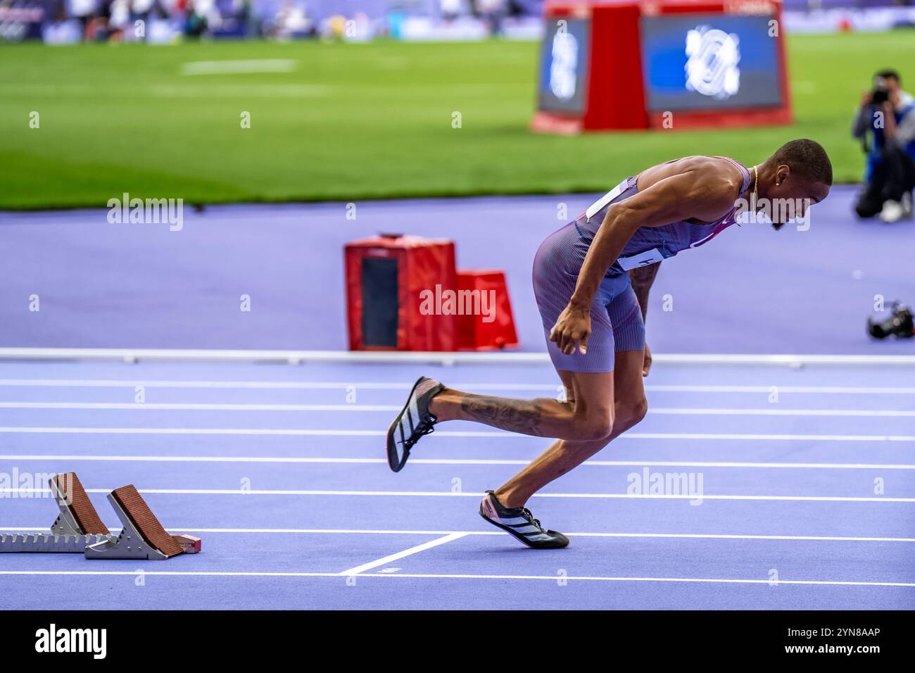 Sequence 5-6 of Quincy Hall (USA) starting the heat of the 400m at the ...
