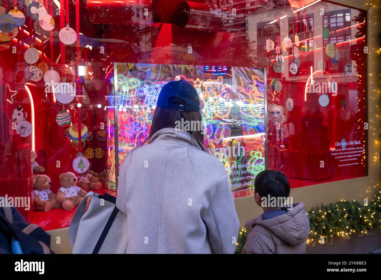 New York, United States. 24th Nov, 2024. A woman and a child look at ...