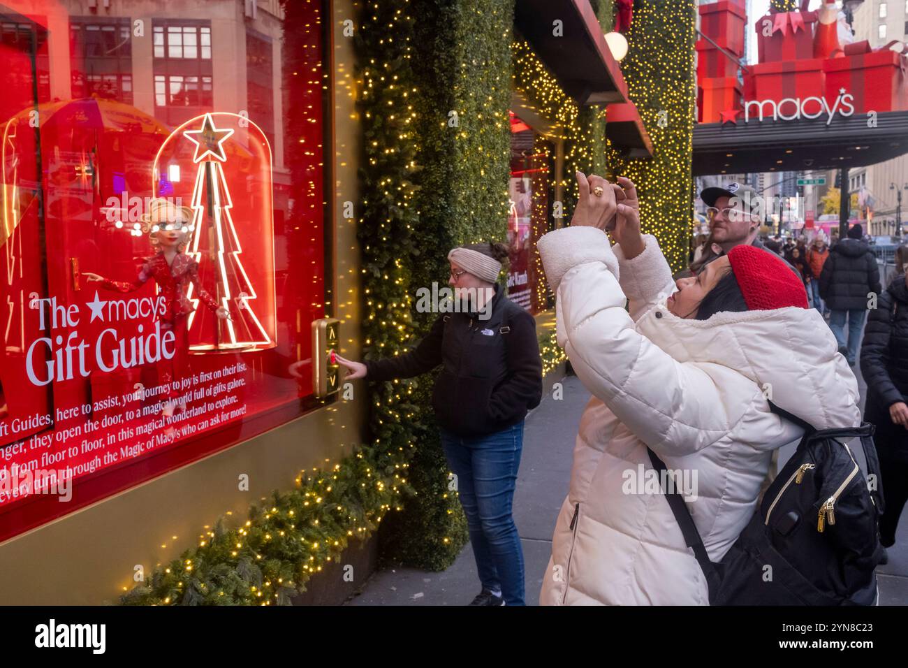 Holiday display macys herald hi-res stock photography and images - Alamy