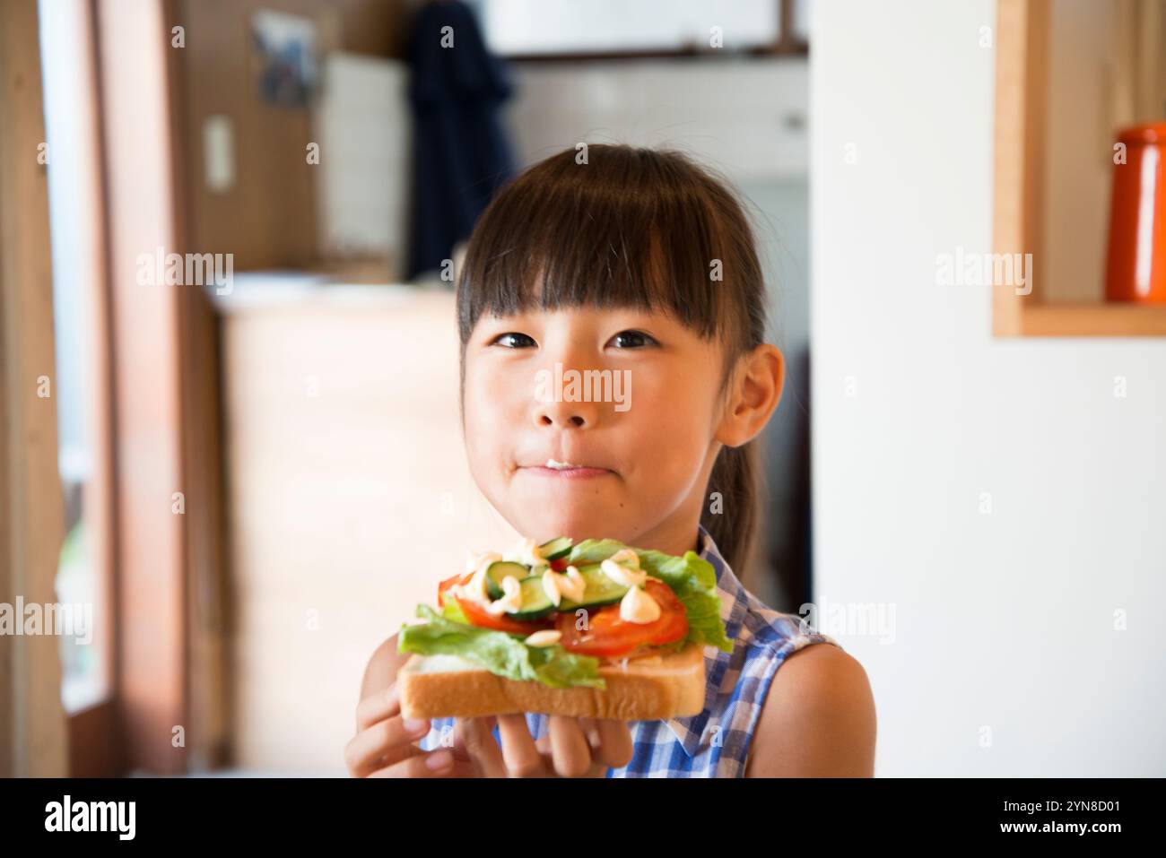 School eating sandwich hi-res stock photography and images - Alamy