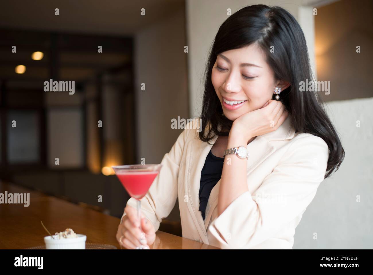 Woman alone at a bar hi-res stock photography and images - Alamy