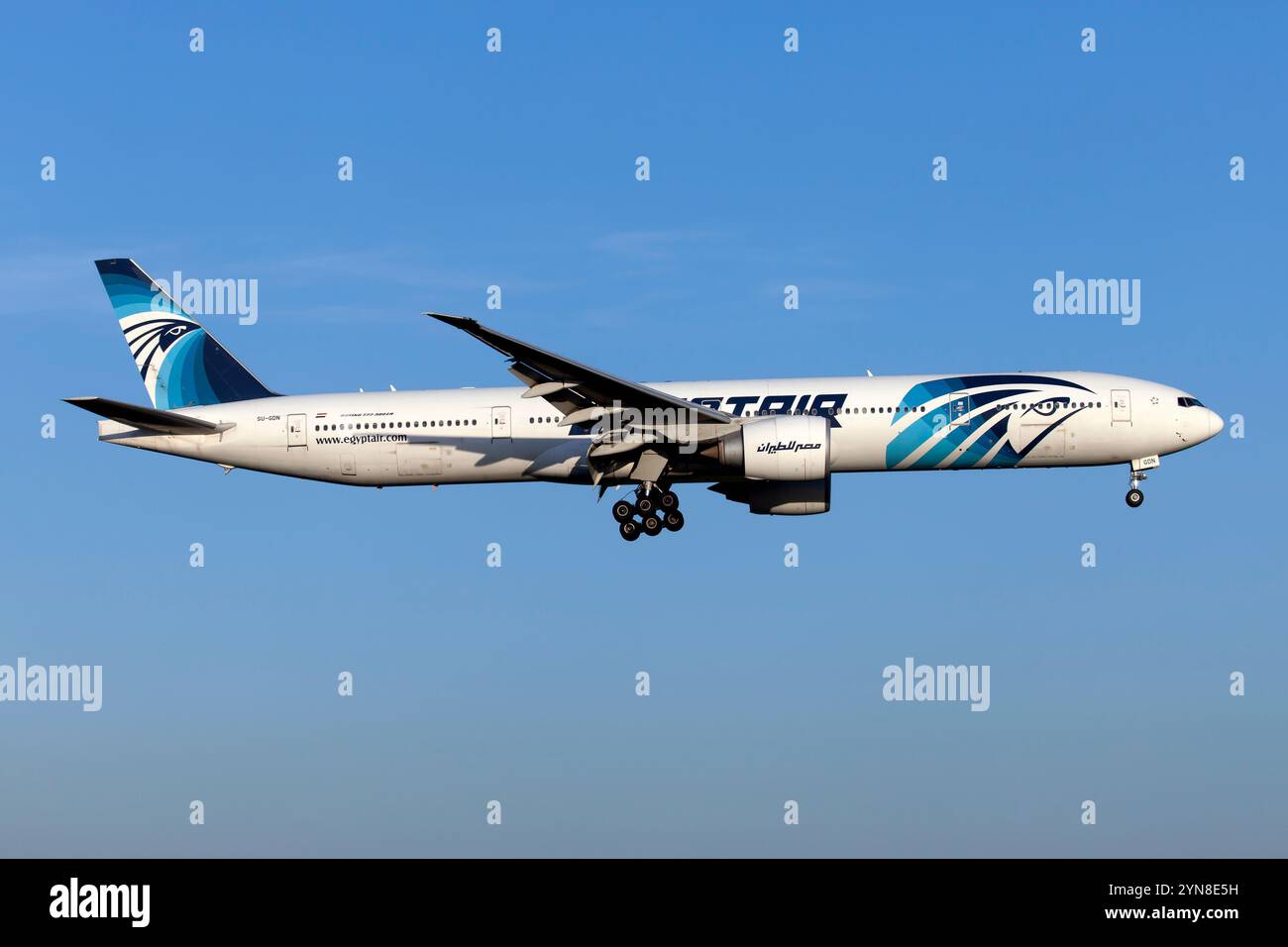 Boeing 777 300 main landing gear hi-res stock photography and images ...