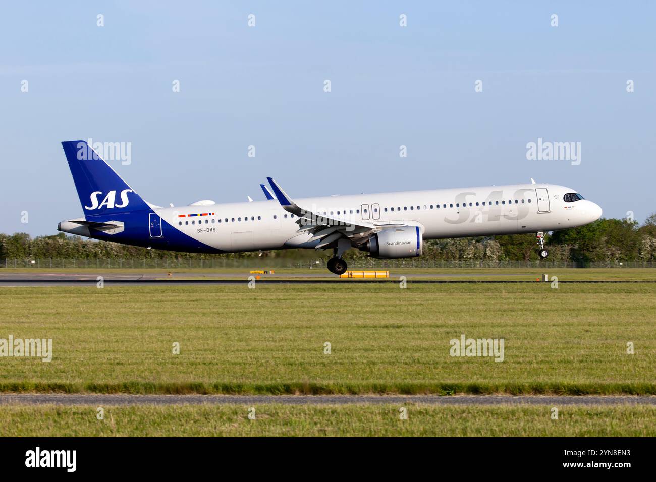 A Scandinavian Airlines (SAS) Airbus A321-253NX landing at Copenhagen ...
