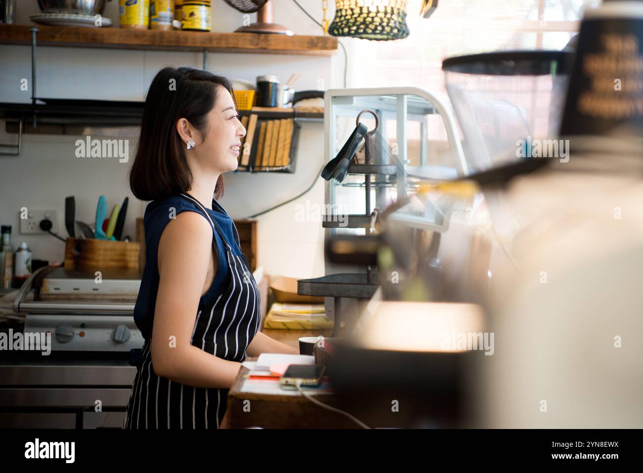 A waitress working in a café Stock Photo - Alamy
