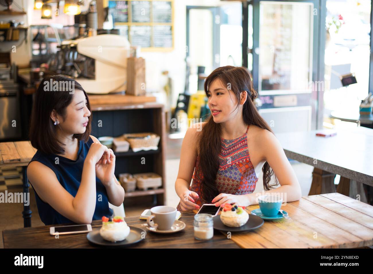 Two people chatting hi-res stock photography and images - Alamy