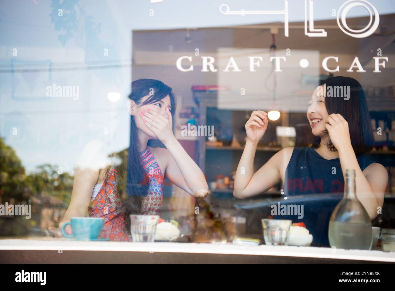 Two people having tea at a café Stock Photo - Alamy