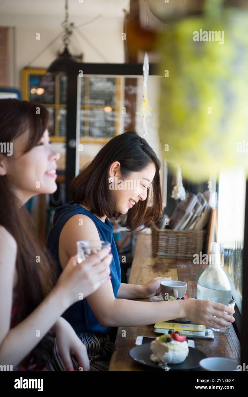 Two people having tea at a café Stock Photo - Alamy