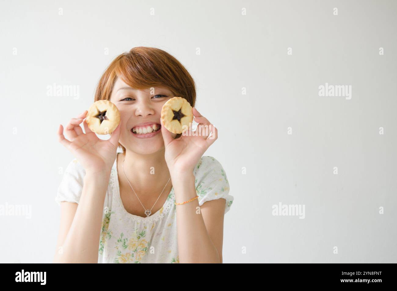 Person eating pie hi-res stock photography and images - Alamy