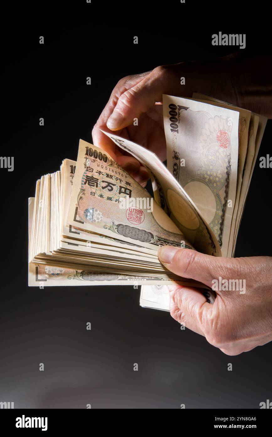 Counting 10,000 yen notes Stock Photo - Alamy