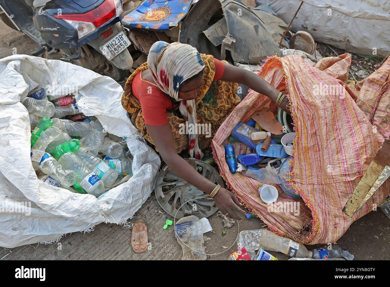 Waste picker in Beed, Maharashtra, India Stock Photo - Alamy