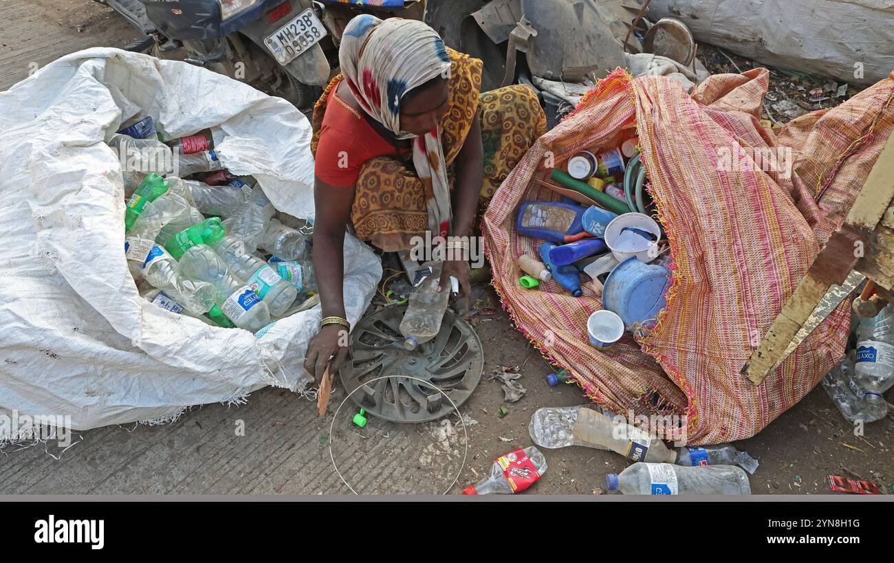 Waste picker in Beed, Maharashtra, India Stock Photo - Alamy