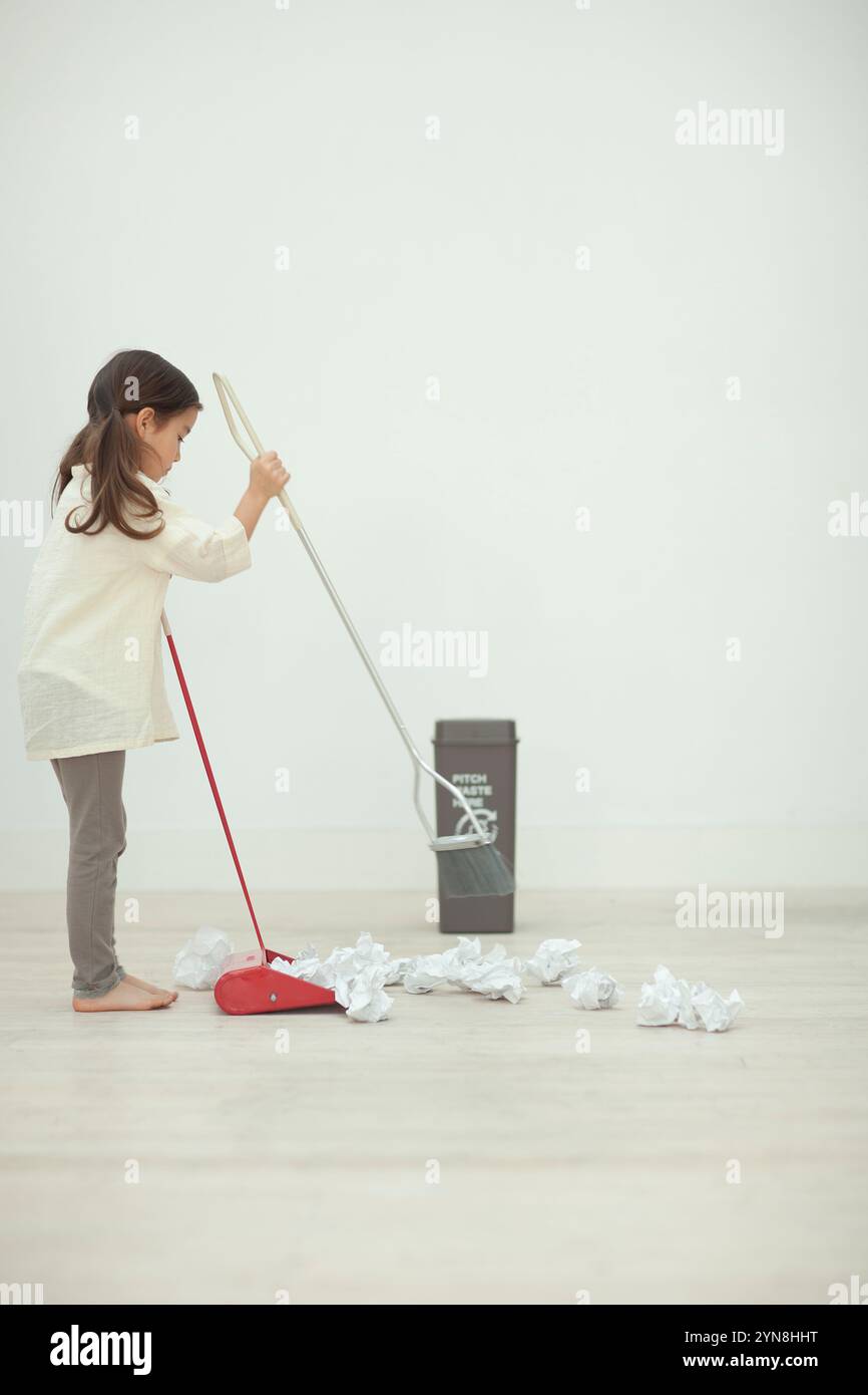 Japan children cleaning hi-res stock photography and images - Alamy