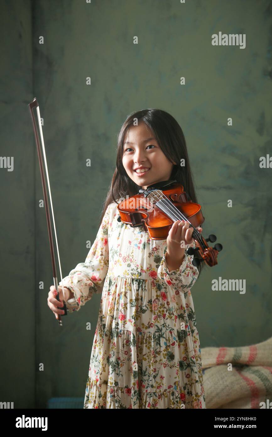Girl string instrument hi-res stock photography and images - Alamy