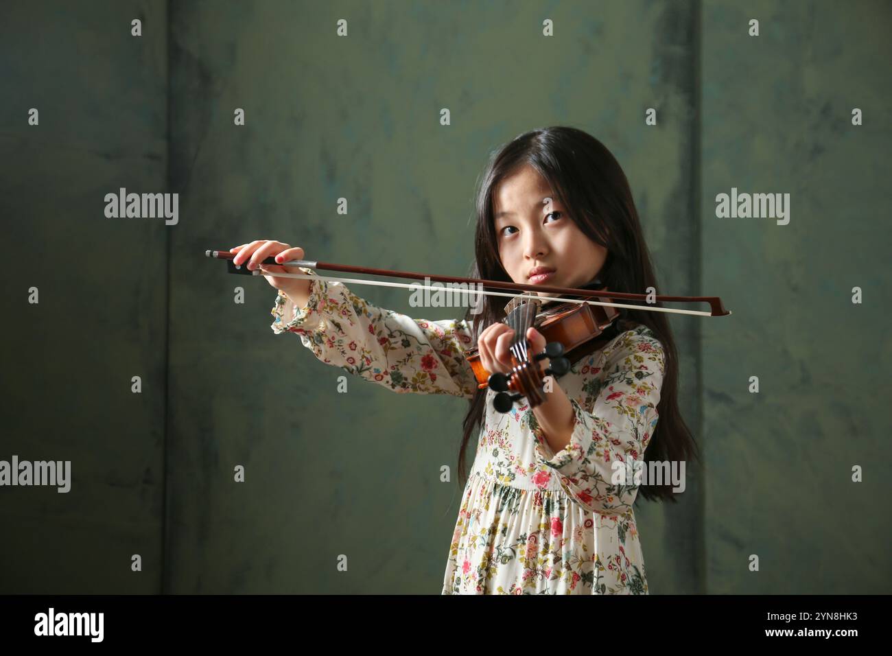 Girl playing violin Stock Photo - Alamy