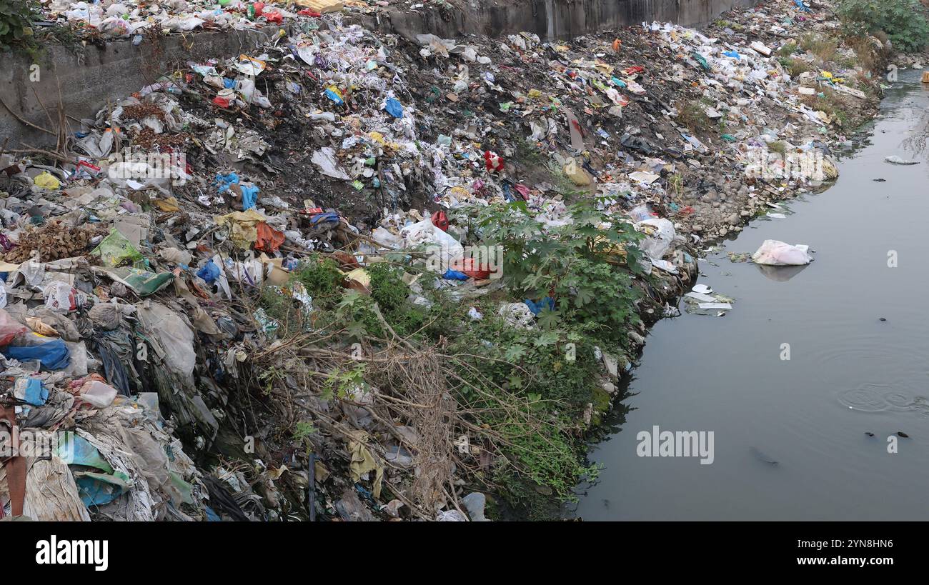 India garbage hi-res stock photography and images - Alamy