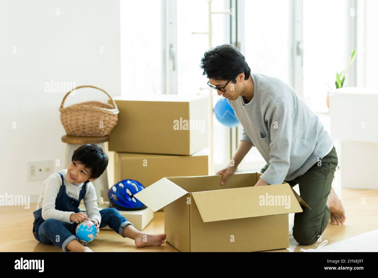 Parents and children working on a move Stock Photo - Alamy