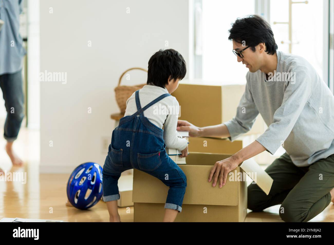 Parents and children working on a move Stock Photo - Alamy