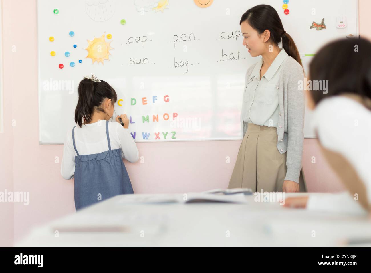 Teacher teaching English in the classroom Stock Photo - Alamy