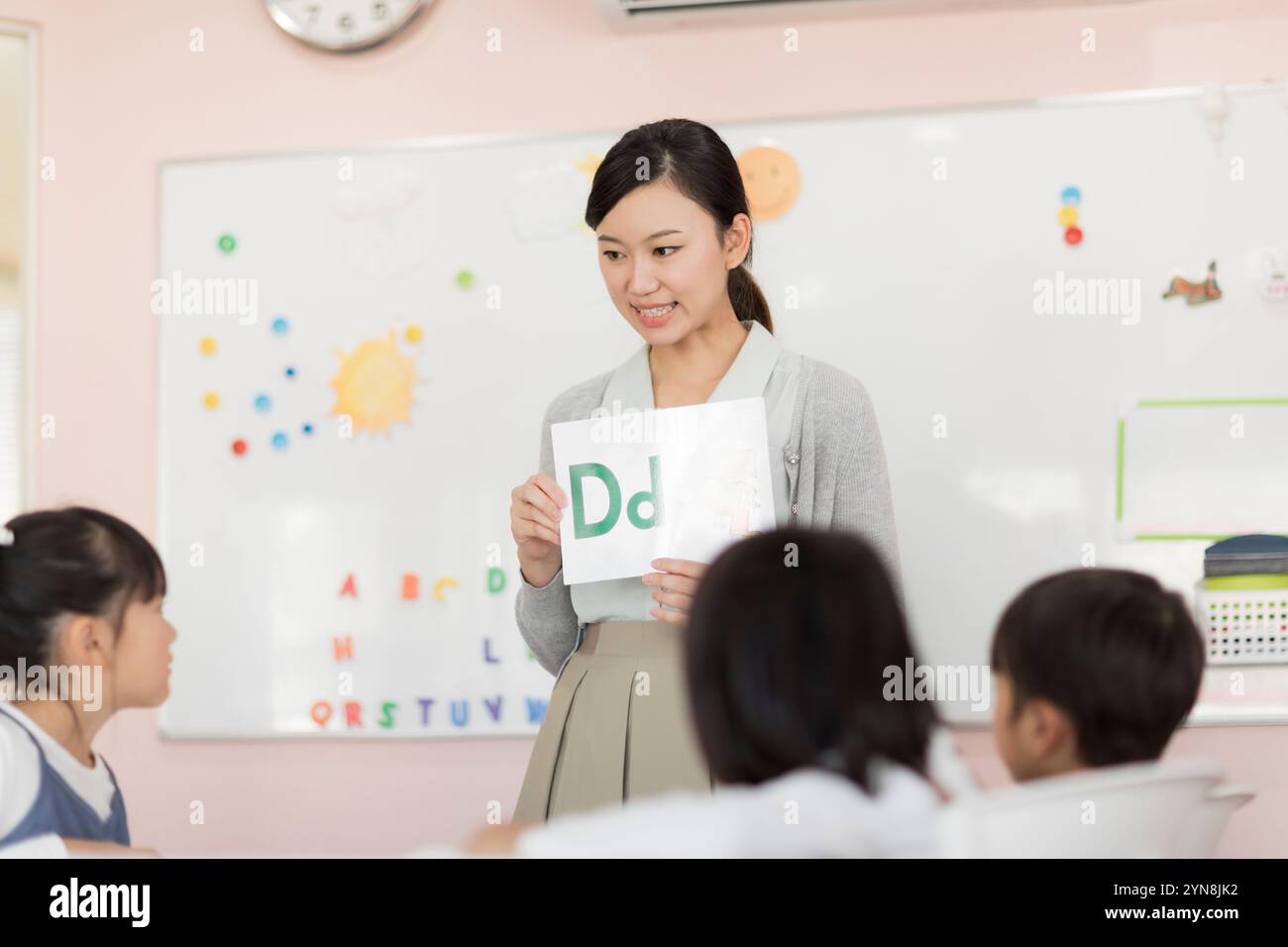 Teacher teaching English in the classroom Stock Photo - Alamy