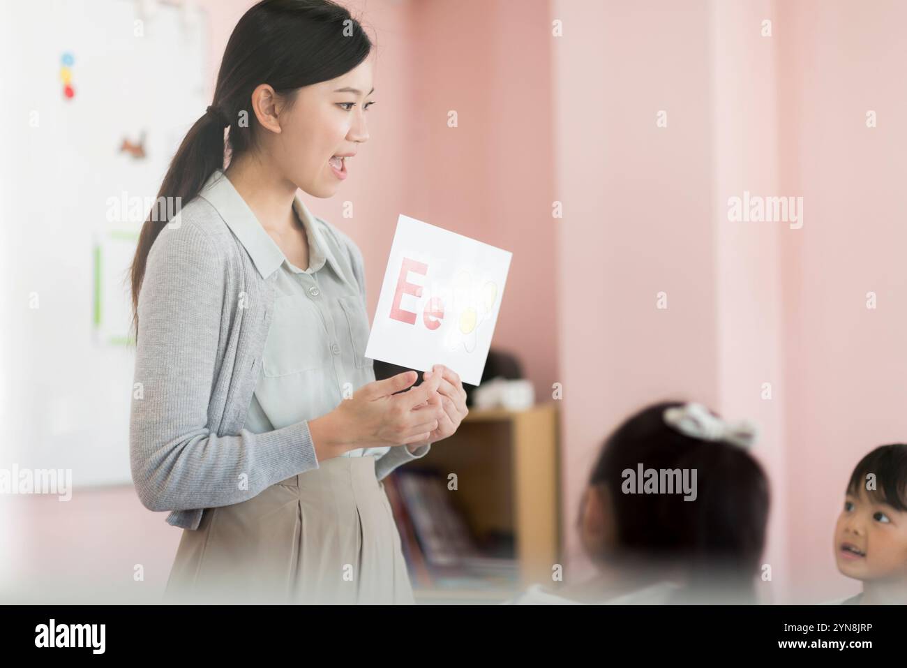 Teacher teaching English in the classroom Stock Photo - Alamy
