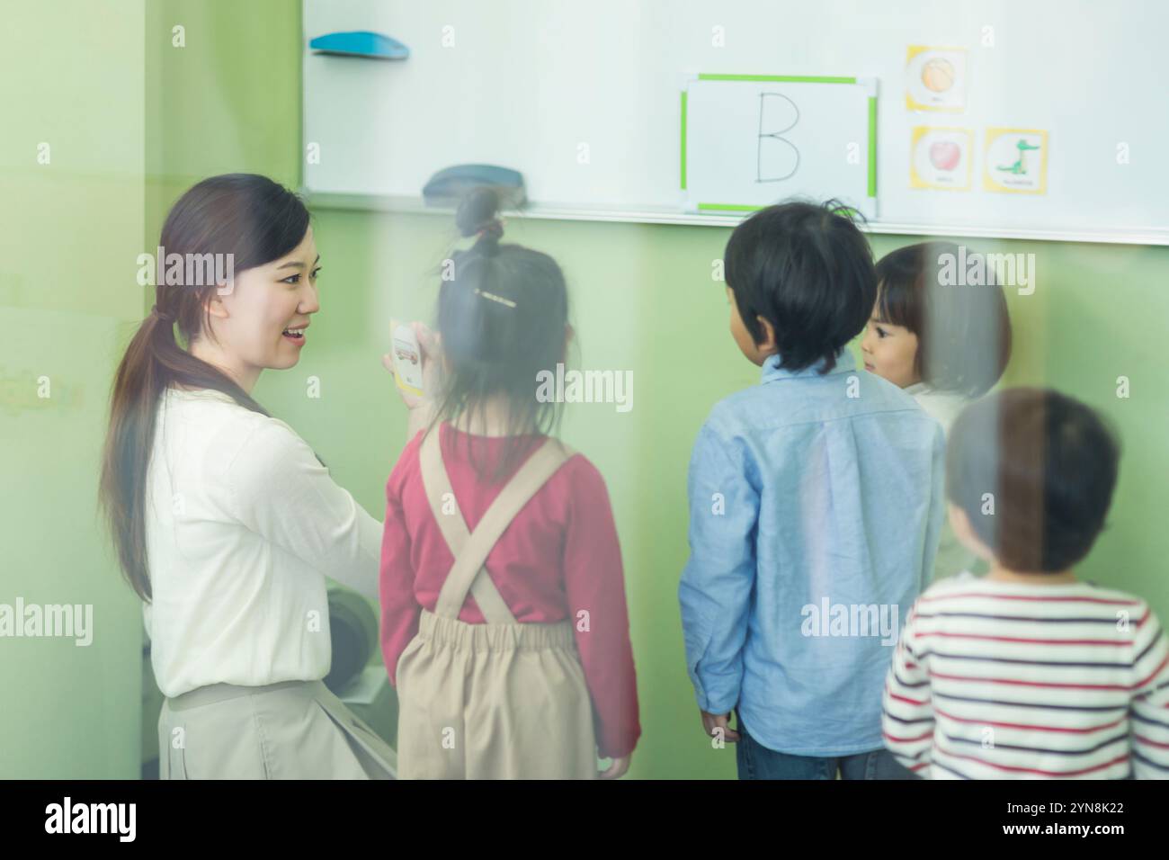Teacher teaching English to toddlers Stock Photo - Alamy