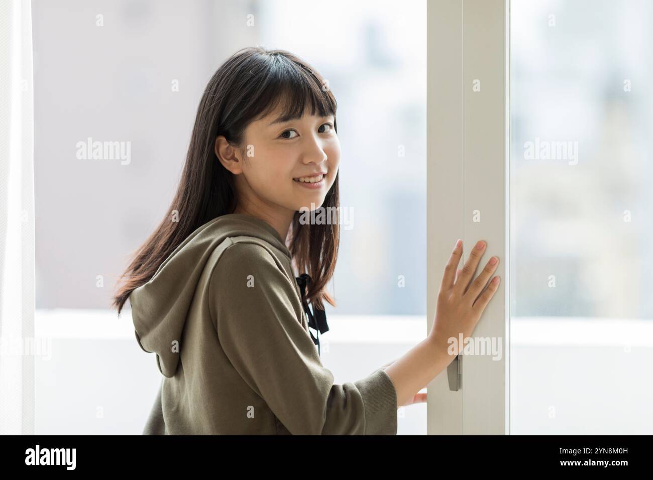 Girls looking back at the windowsill Stock Photo - Alamy