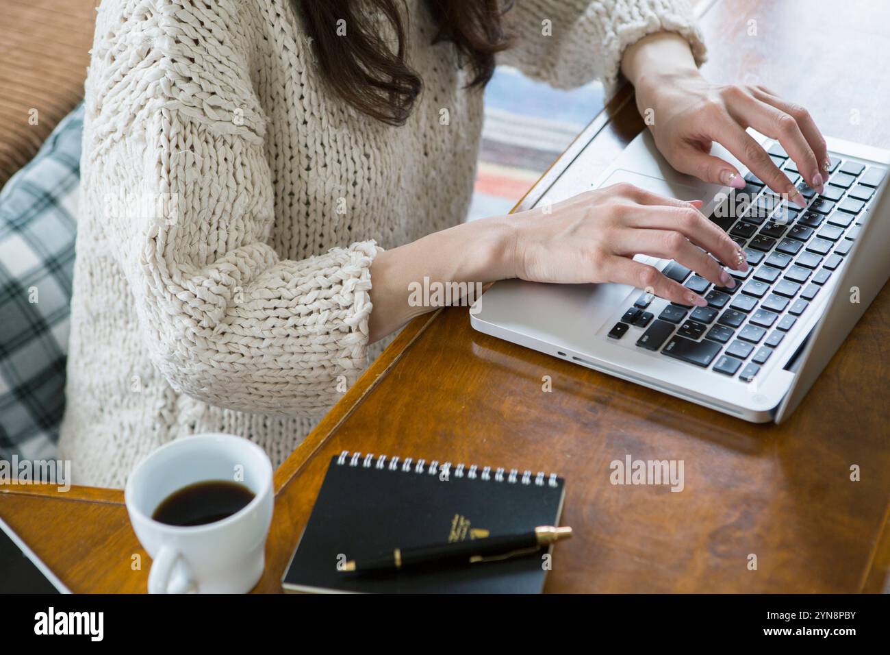 Pen in womans hand hi-res stock photography and images - Alamy