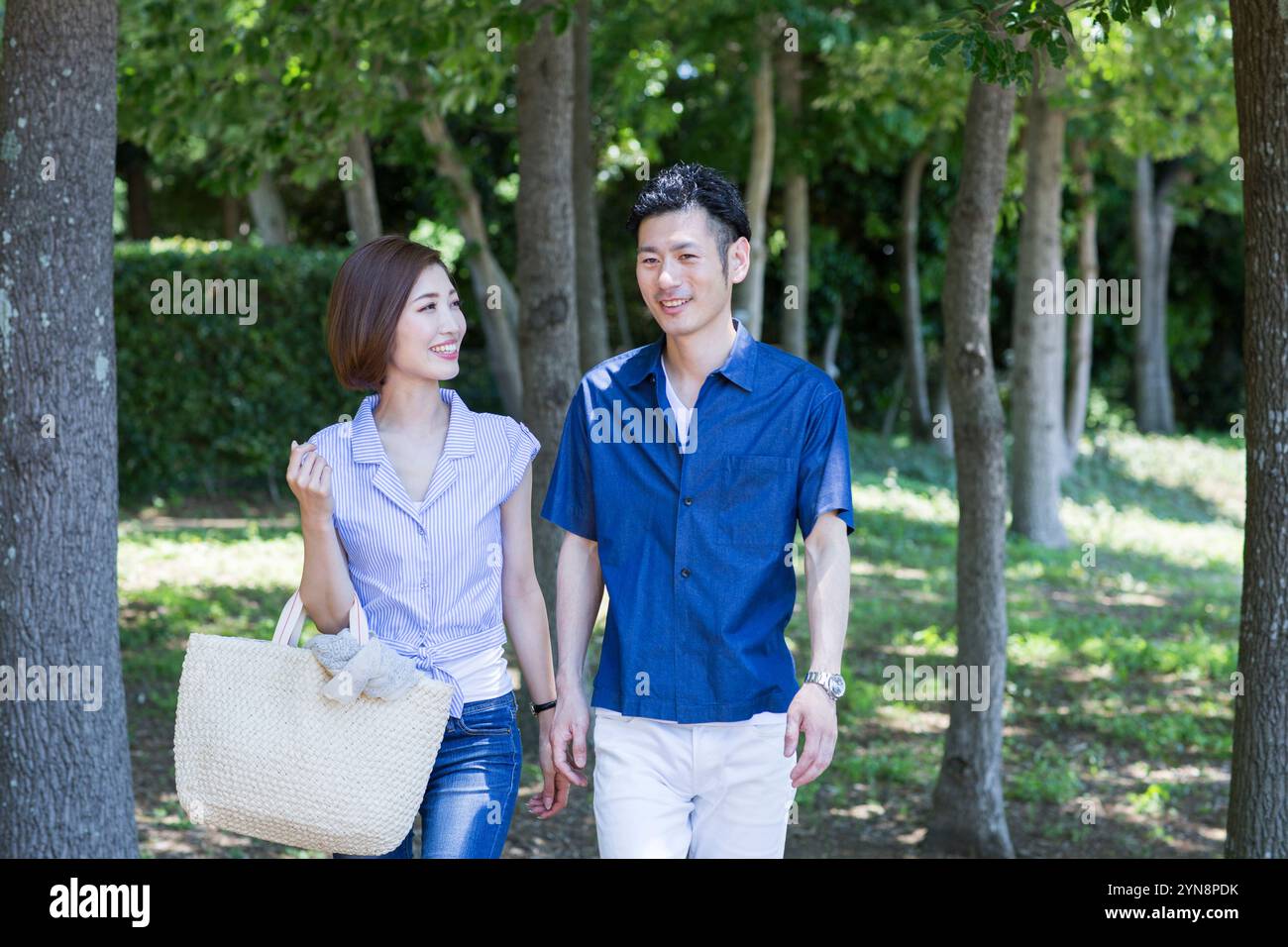 Couple in their 20s and 30s walking in the park Stock Photo - Alamy