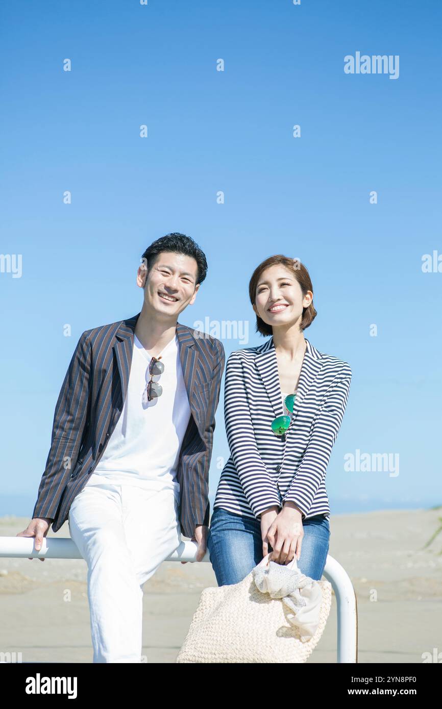Couples in their 20s and 30s at the seaside Stock Photo - Alamy