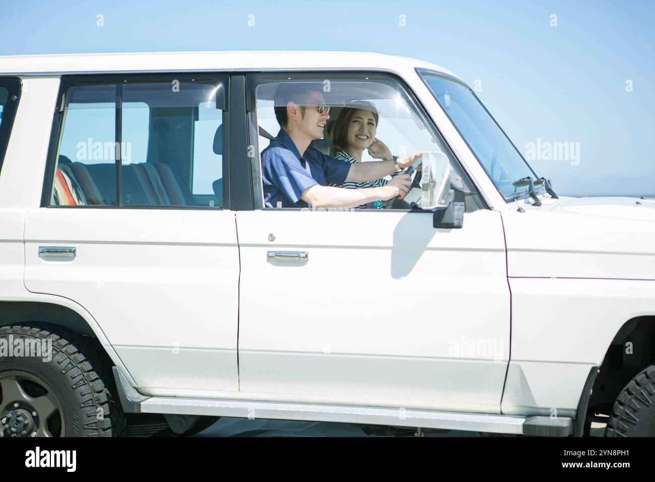 Couple in their 20s and 30s enjoying a drive Stock Photo - Alamy