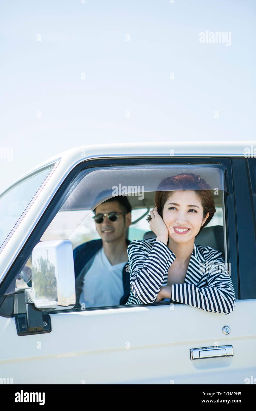 Couple in their 20s and 30s enjoying a drive Stock Photo - Alamy