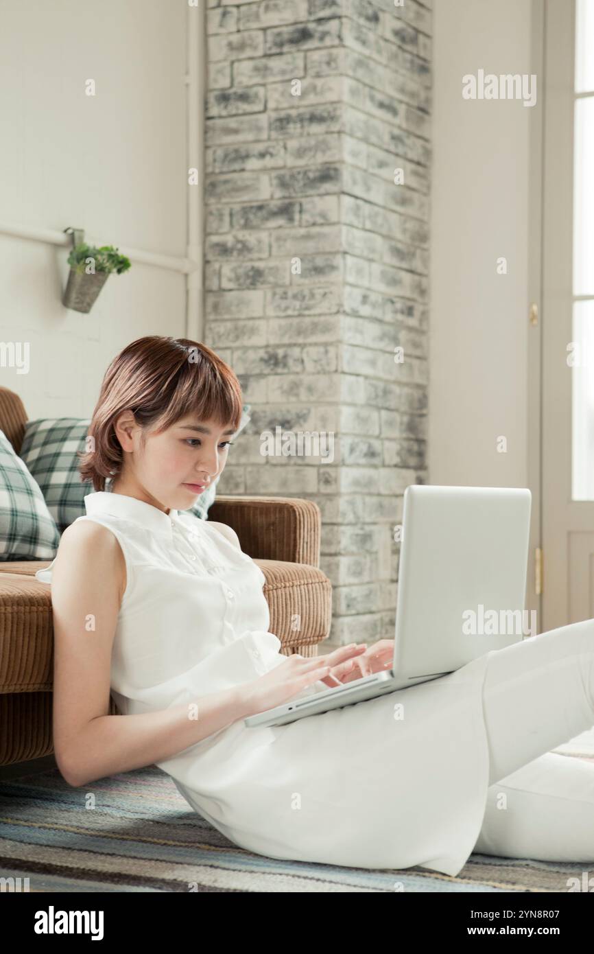 Women in their 20s operating a computer in a room Stock Photo - Alamy