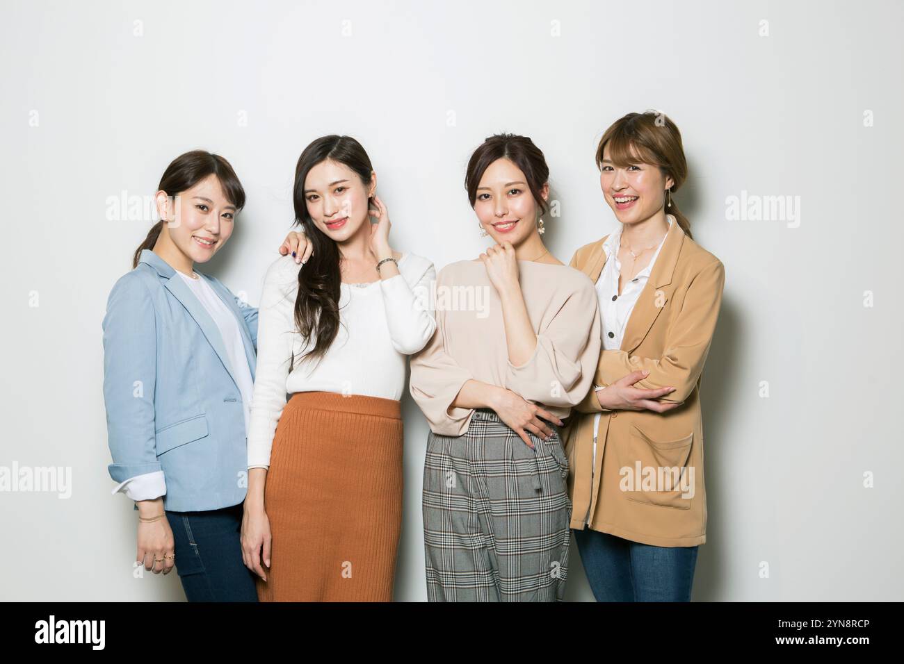 Four smiling women hi-res stock photography and images - Alamy